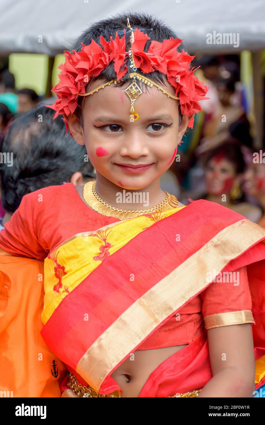 Durga puja kolkata girl hi-res stock photography and images - Alamy