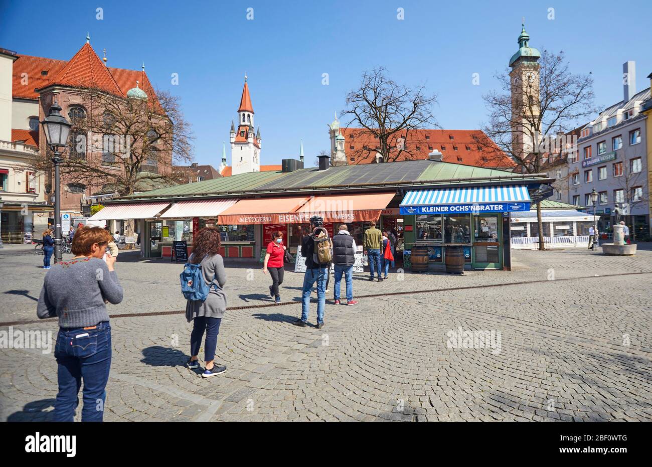 Queue of people hi-res stock photography and images - Alamy