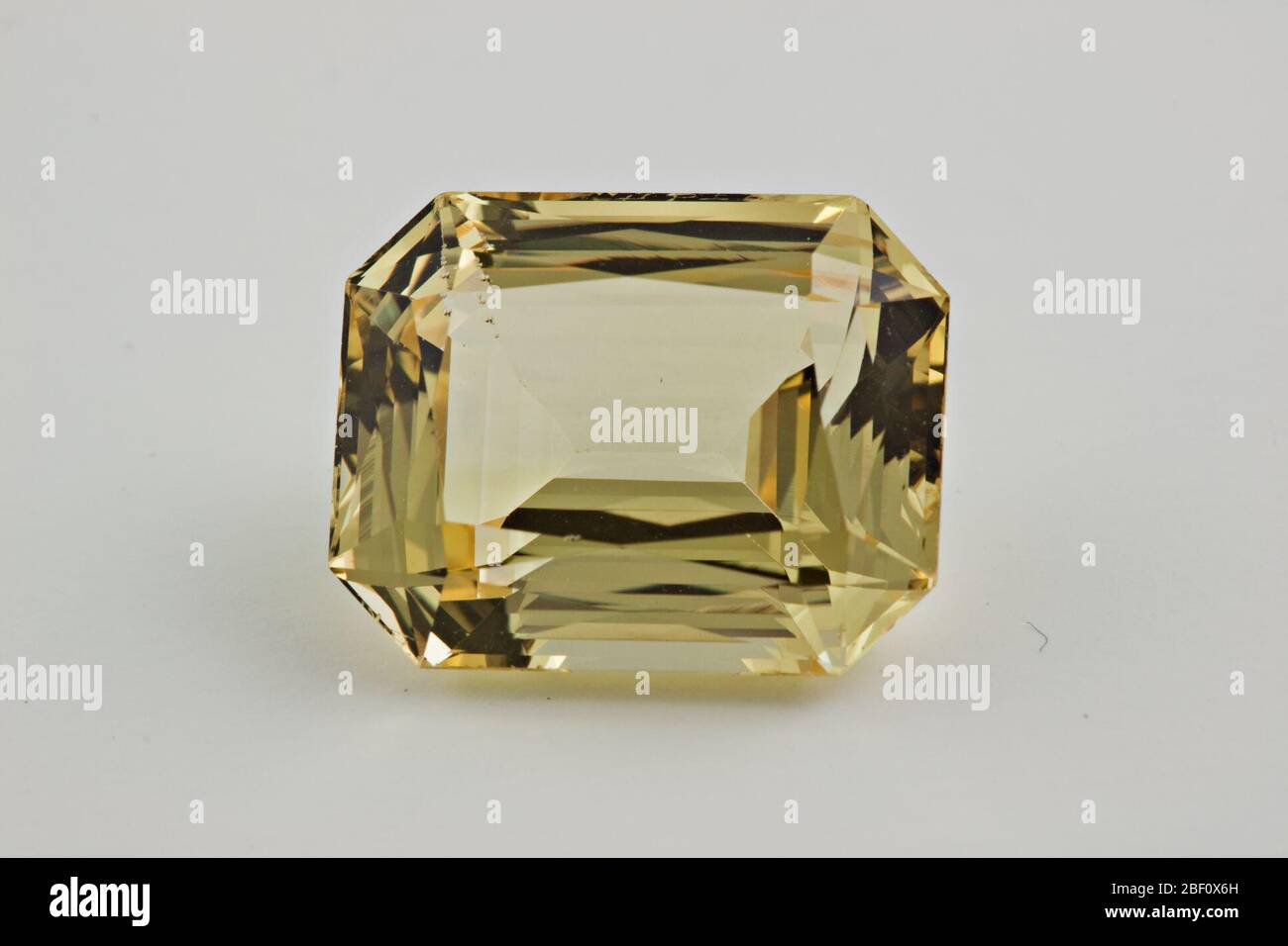 Emerald hexagonal crystal hi-res stock photography and images - Alamy