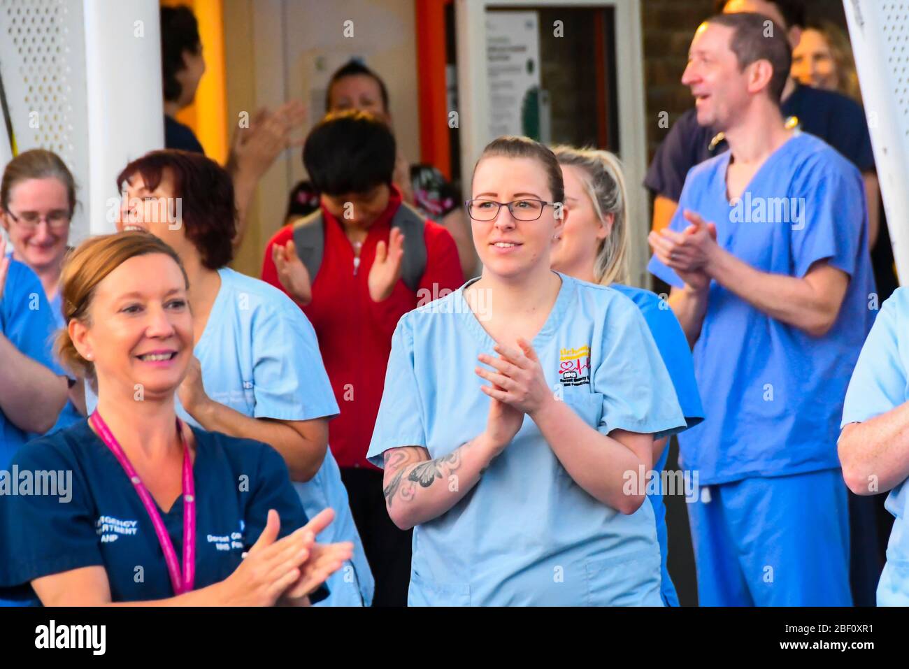 Nhs workers clap hi-res stock photography and images - Alamy