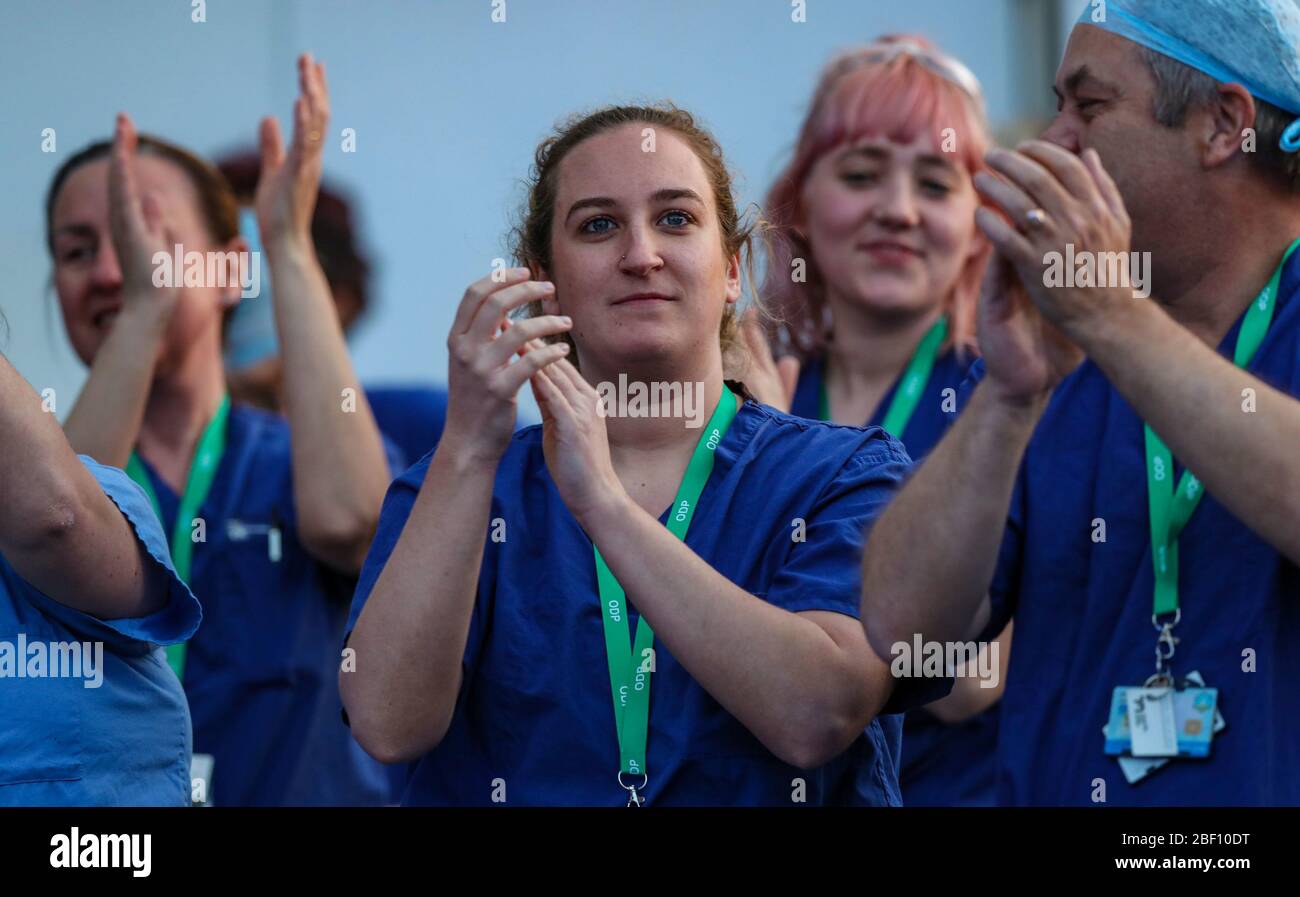 Clapping nhs 2020 hi-res stock photography and images - Alamy