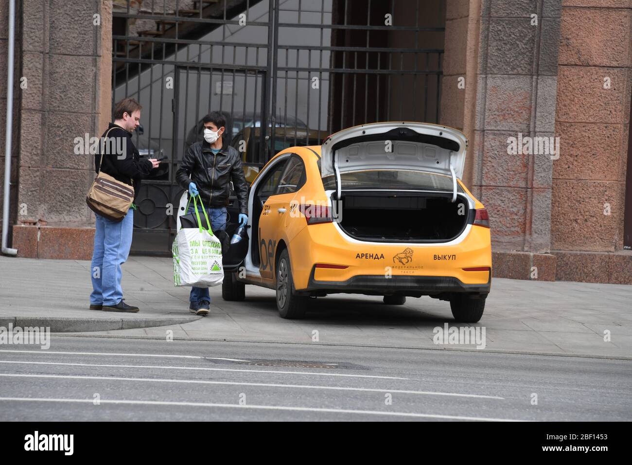 Moscow. Man loading things into a cab Stock Photo - Alamy