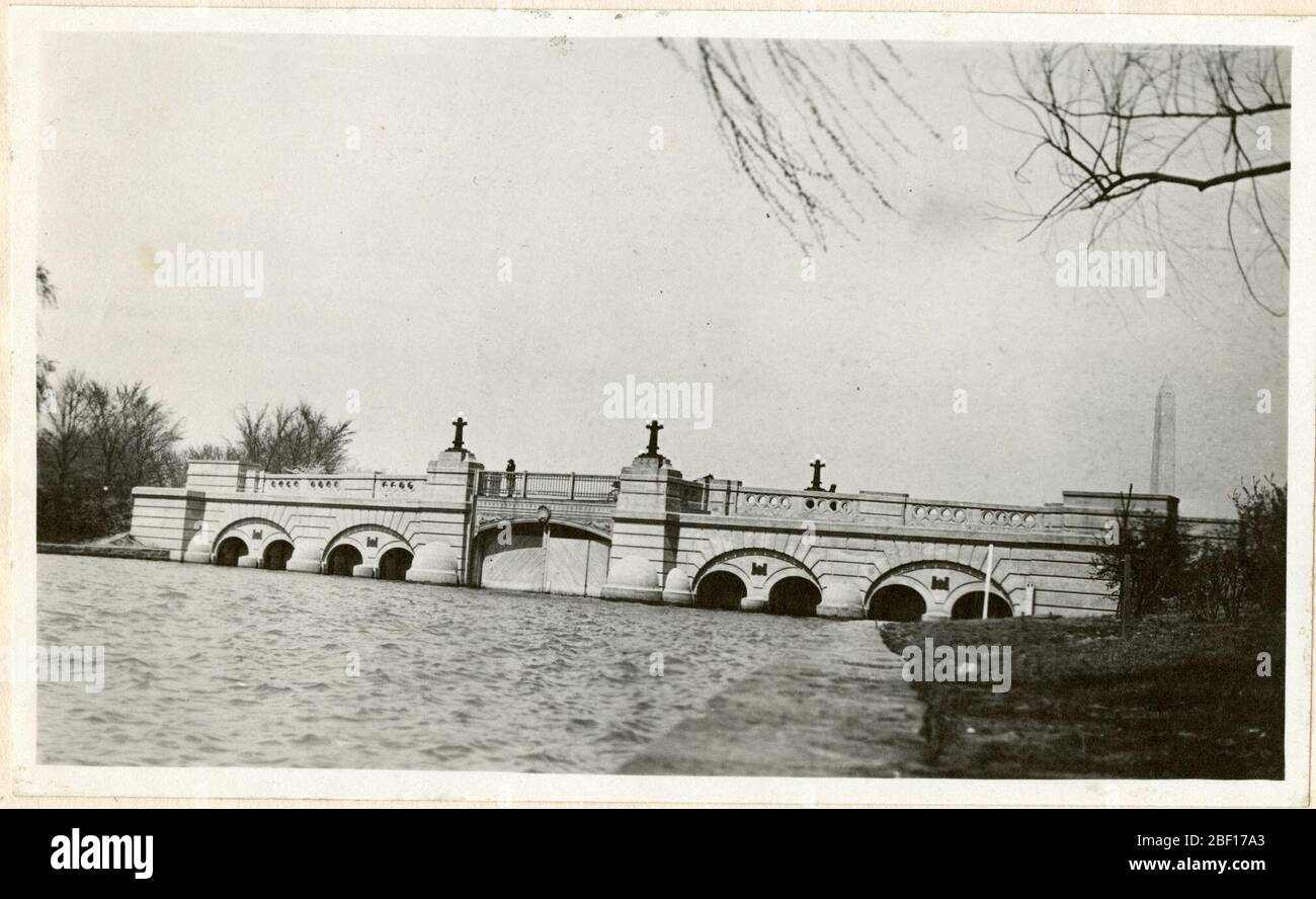 Tidal basin bridge art hi-res stock photography and images - Alamy