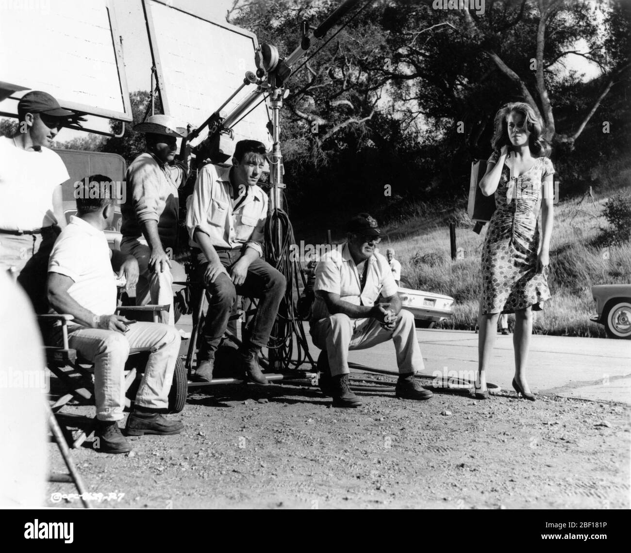 Director EDWARD DMYTRYK (head turned) LAURENCE HARVEY and JANE FONDA on ...