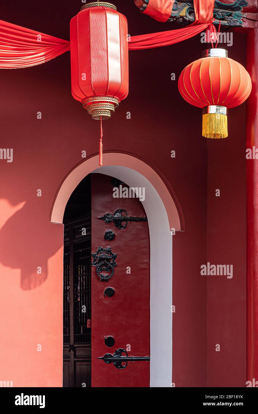 Photo ancient chinese entrance door hi-res stock photography and images ...