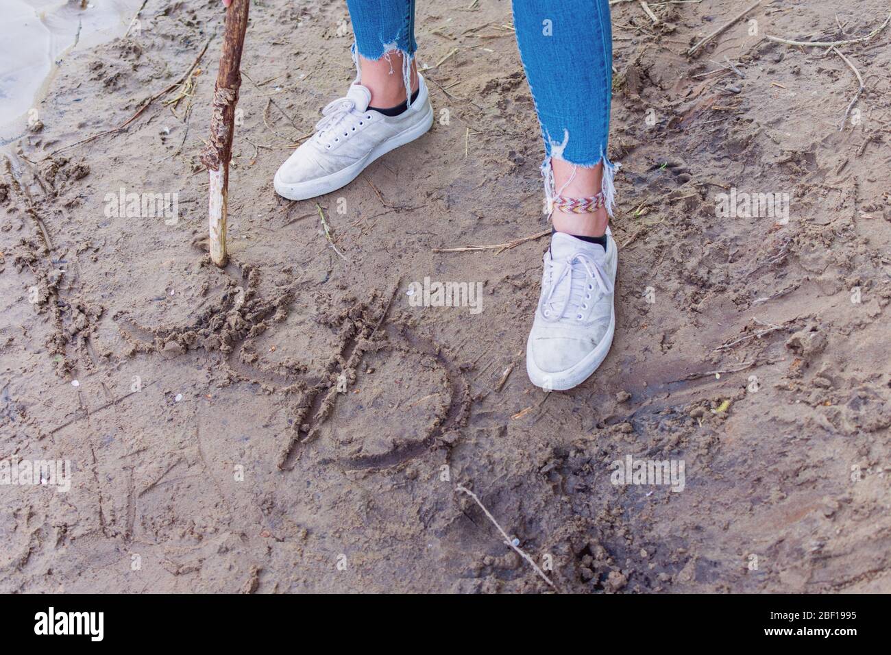 Writes name in sand hi-res stock photography and images - Alamy