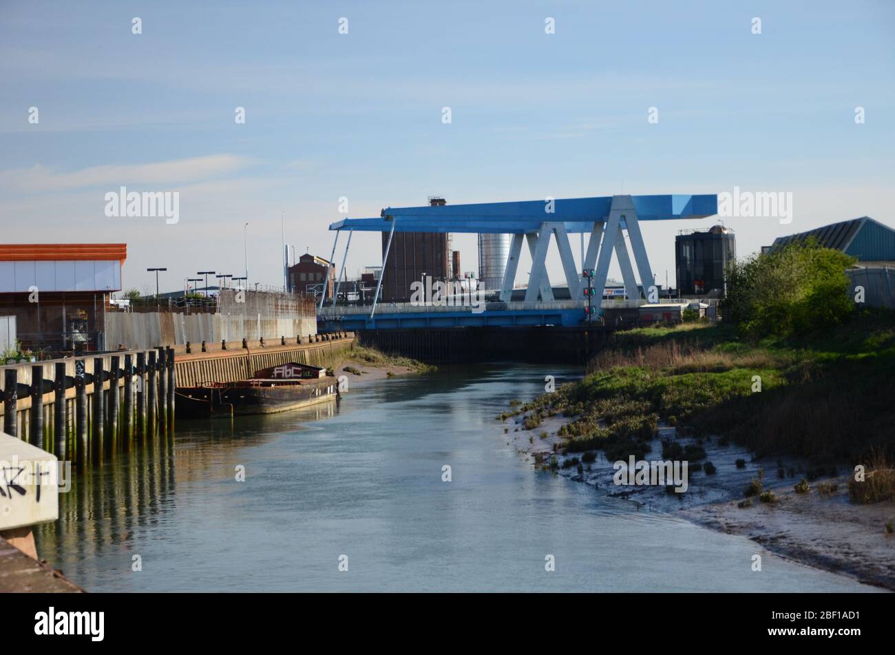 Twin lift hi-res stock photography and images - Alamy