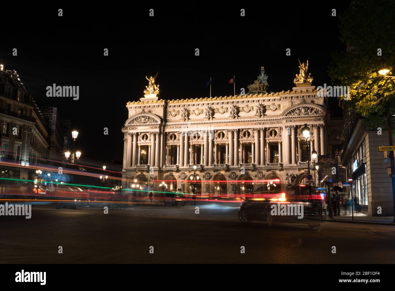 Night view palais garnier hi-res stock photography and images - Alamy