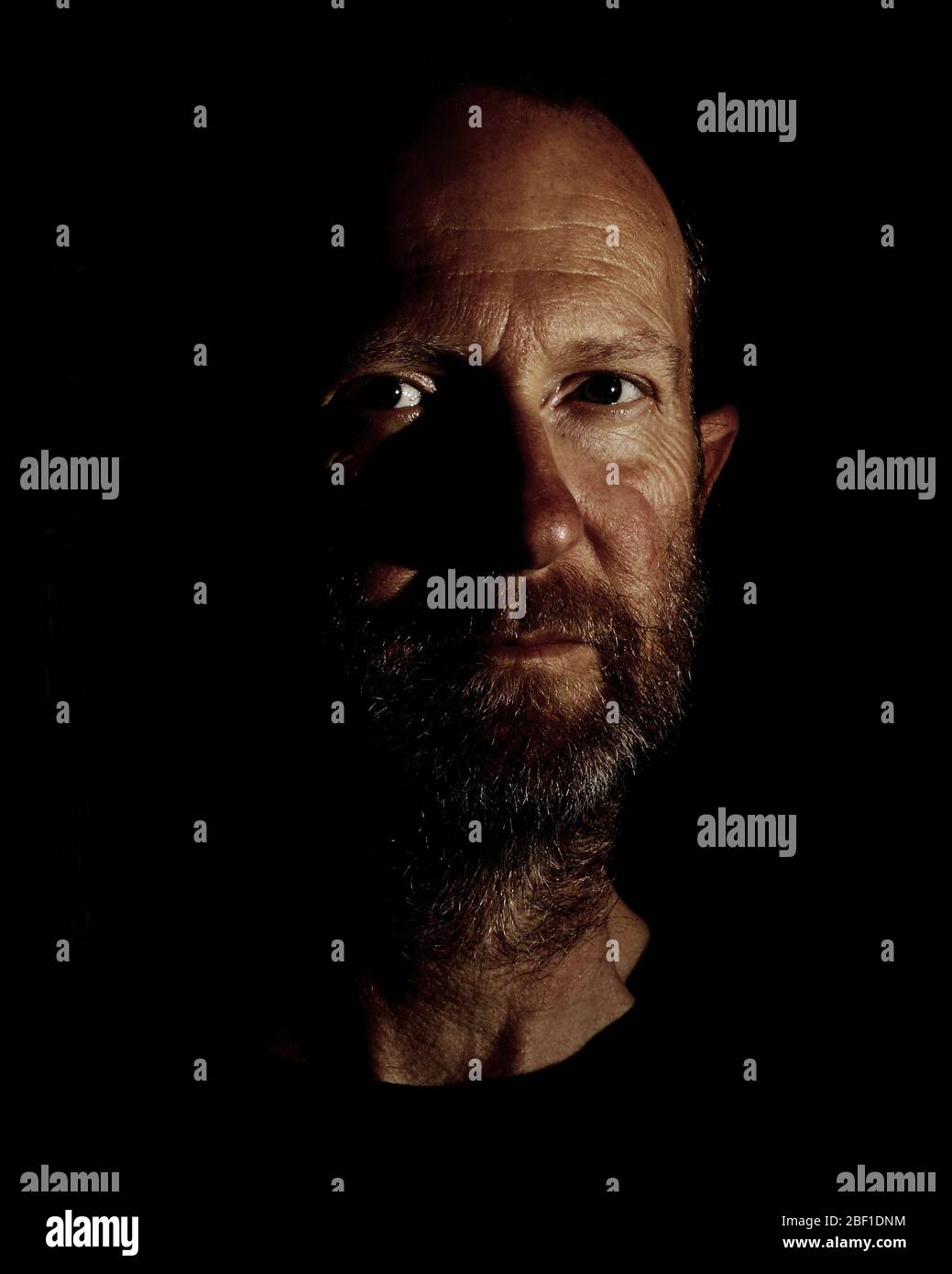 Low-key lighting of man with beard Stock Photo - Alamy