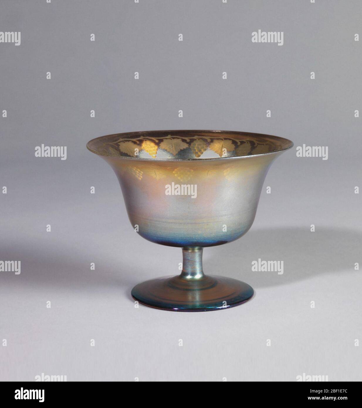 Short plain stem support bowl flaring hi-res stock photography and ...