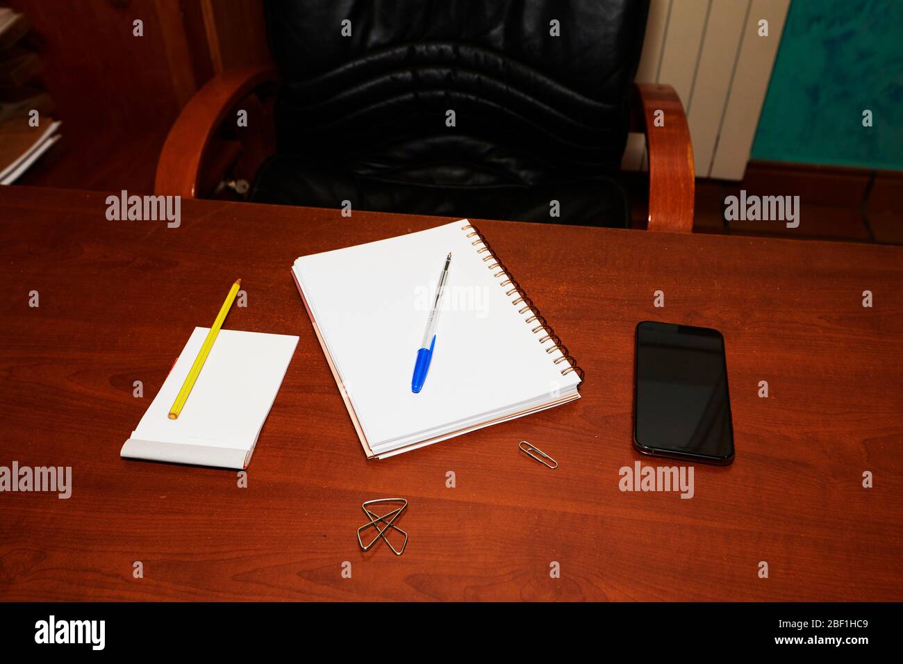 Escritorio rojo hi-res stock photography and images - Alamy