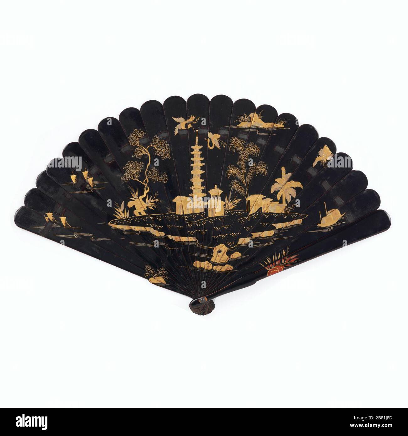 Bris fan. Brisé fan of black lacquered wood with gilt decoration. On ...