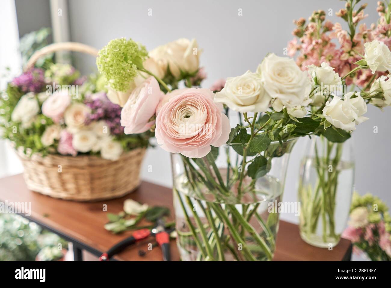 Education in the school of floristry. Master class on making bouquets ...