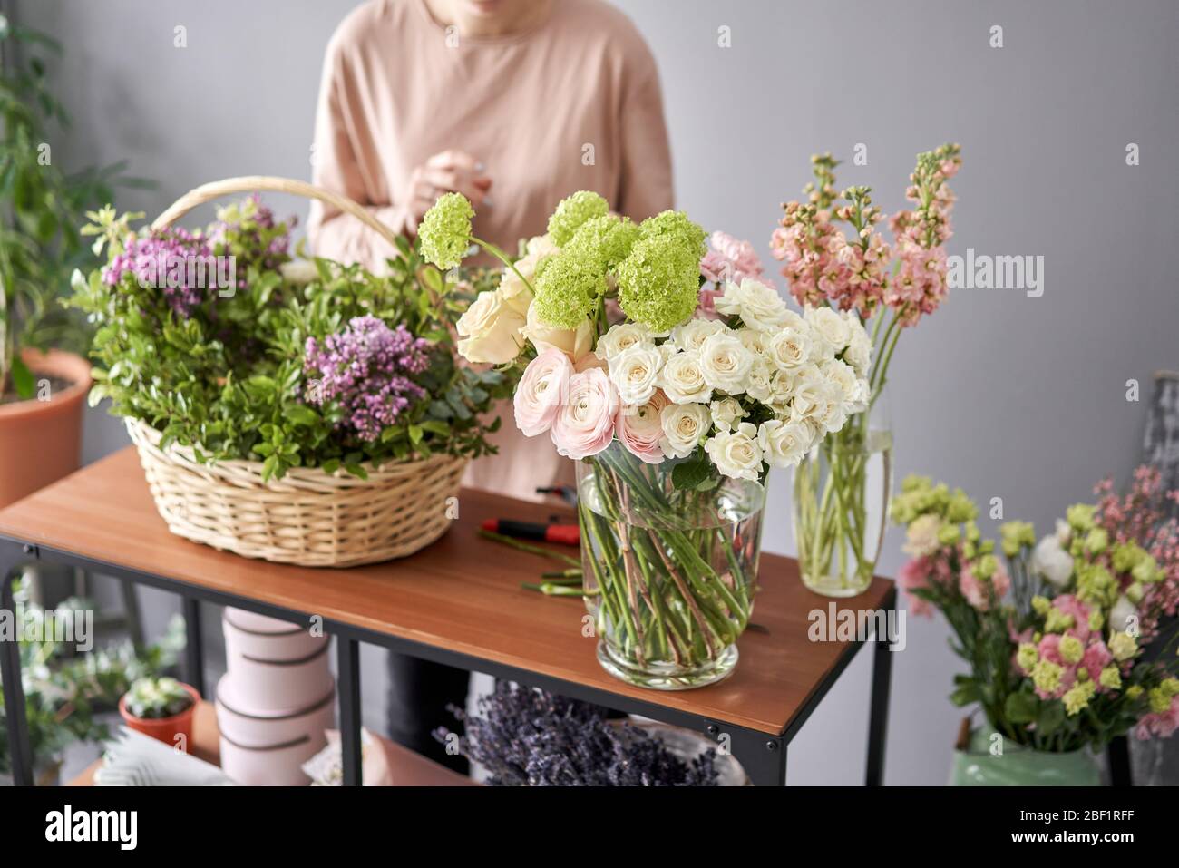 Education in the school of floristry. Master class on making bouquets ...