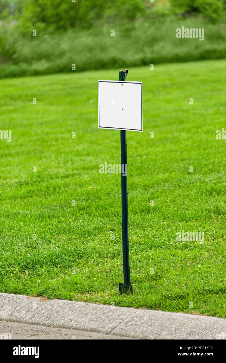 Vertical white signage hi-res stock photography and images - Alamy