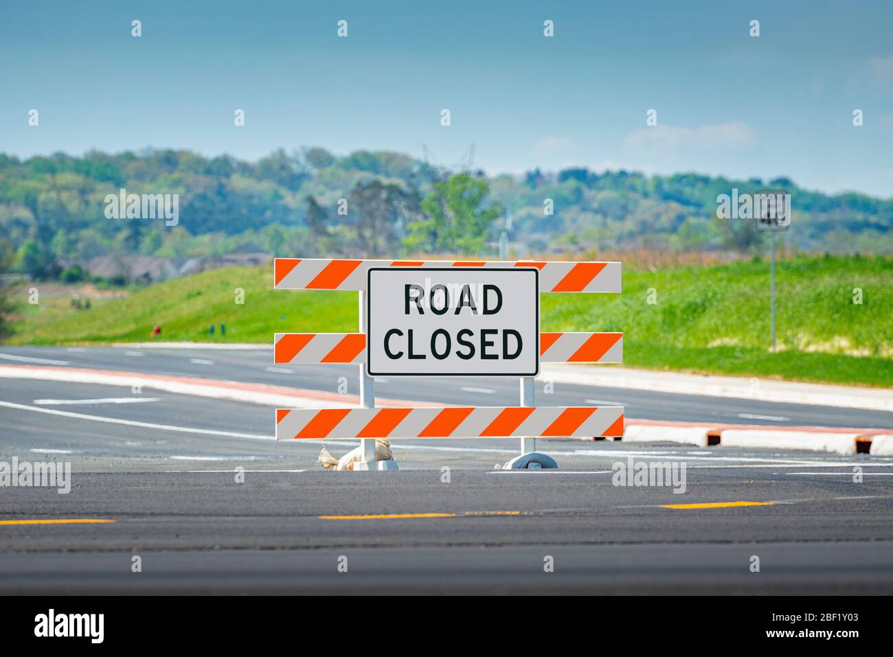 Pavement closed sign hi-res stock photography and images - Alamy