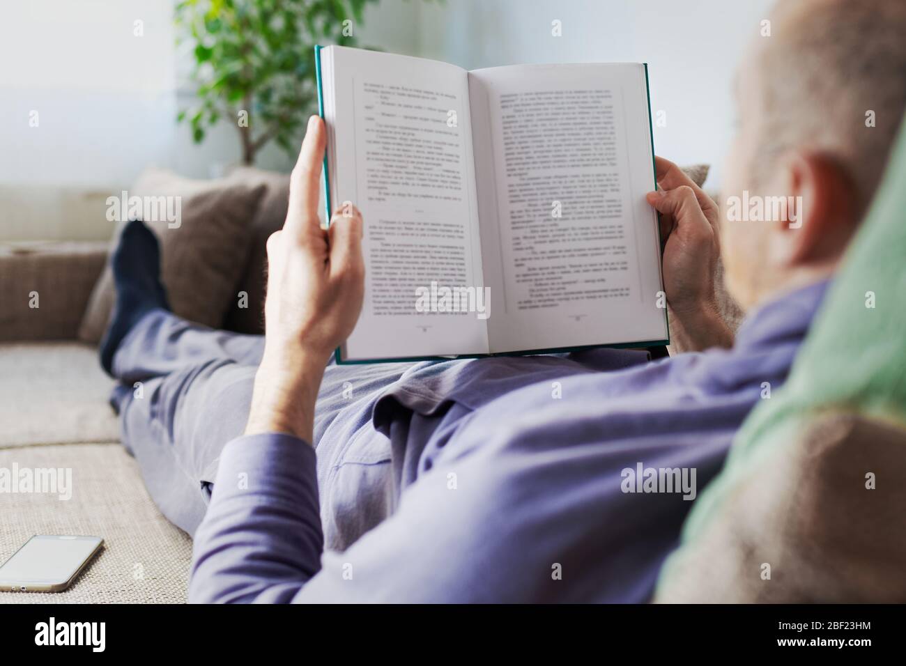 Man reading relaxed book hi-res stock photography and images - Alamy