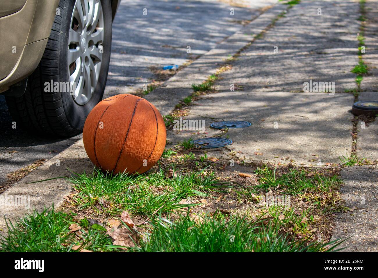 Deflated basketball hi-res stock photography and images - Alamy
