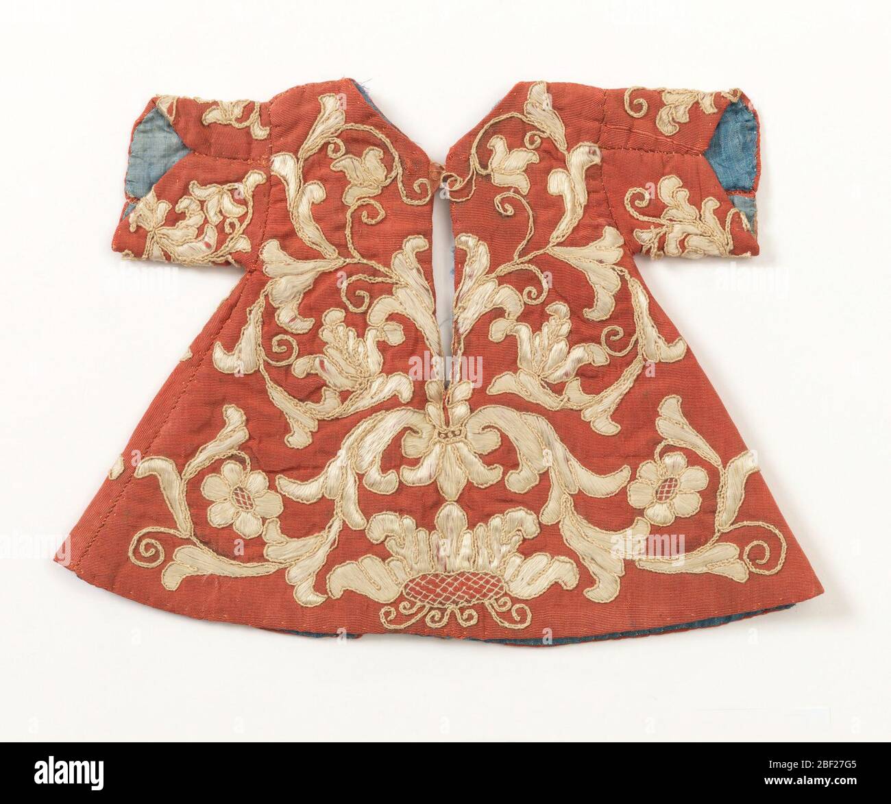 Robe. Robe with short sleeves made of ribbed red silk embroidered in ...