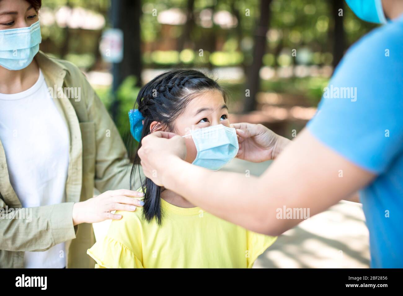 parent and child wear face mask during coronavirus and flu Stock Photo ...