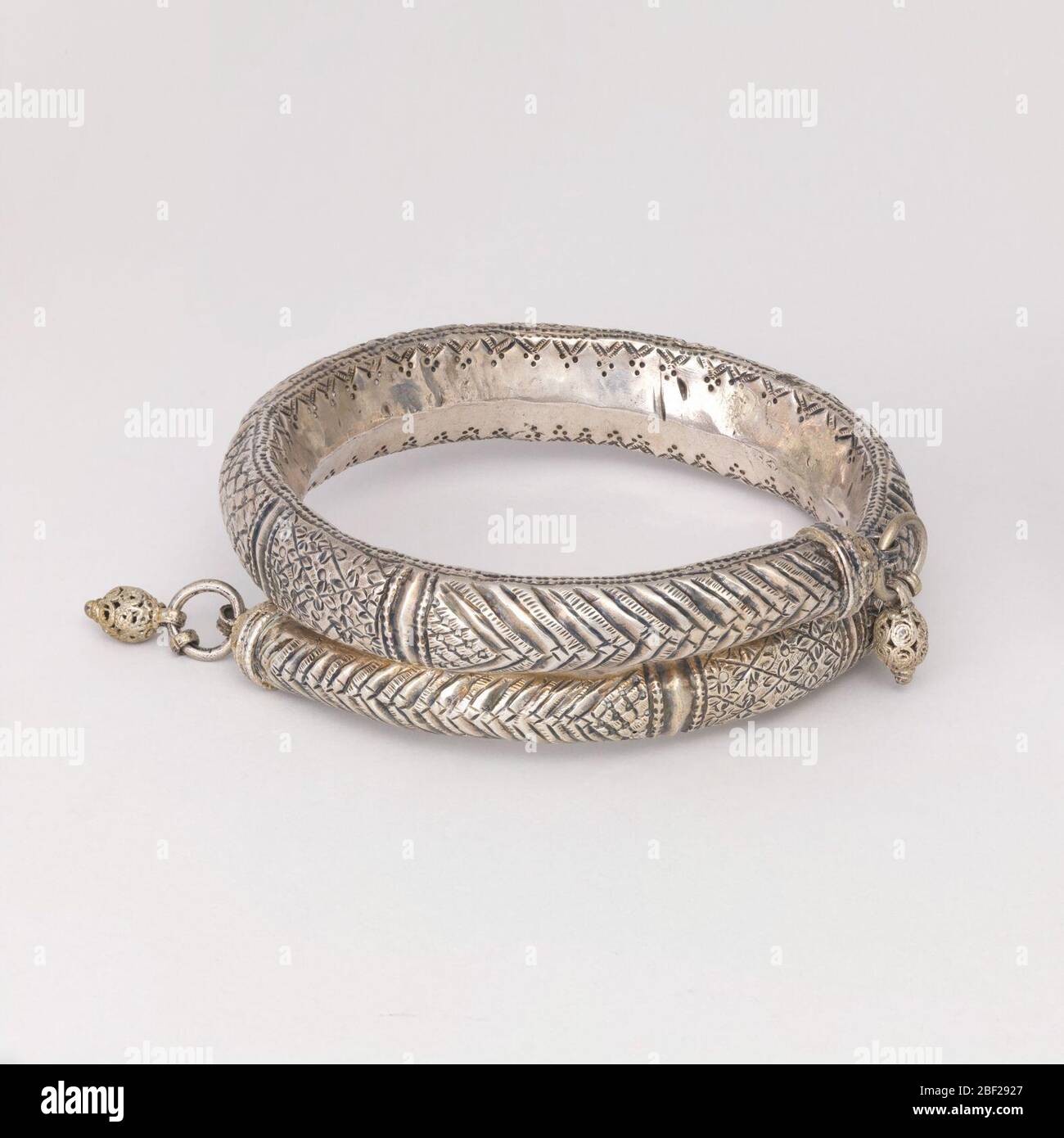 Silver ankle bracelet. Silver bracelet, chased Stock Photo - Alamy