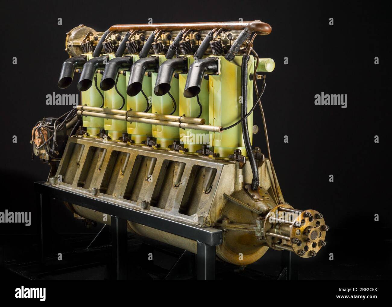 Union Type 1-6 inline 6 engine (A19390028000). One-half right front ...