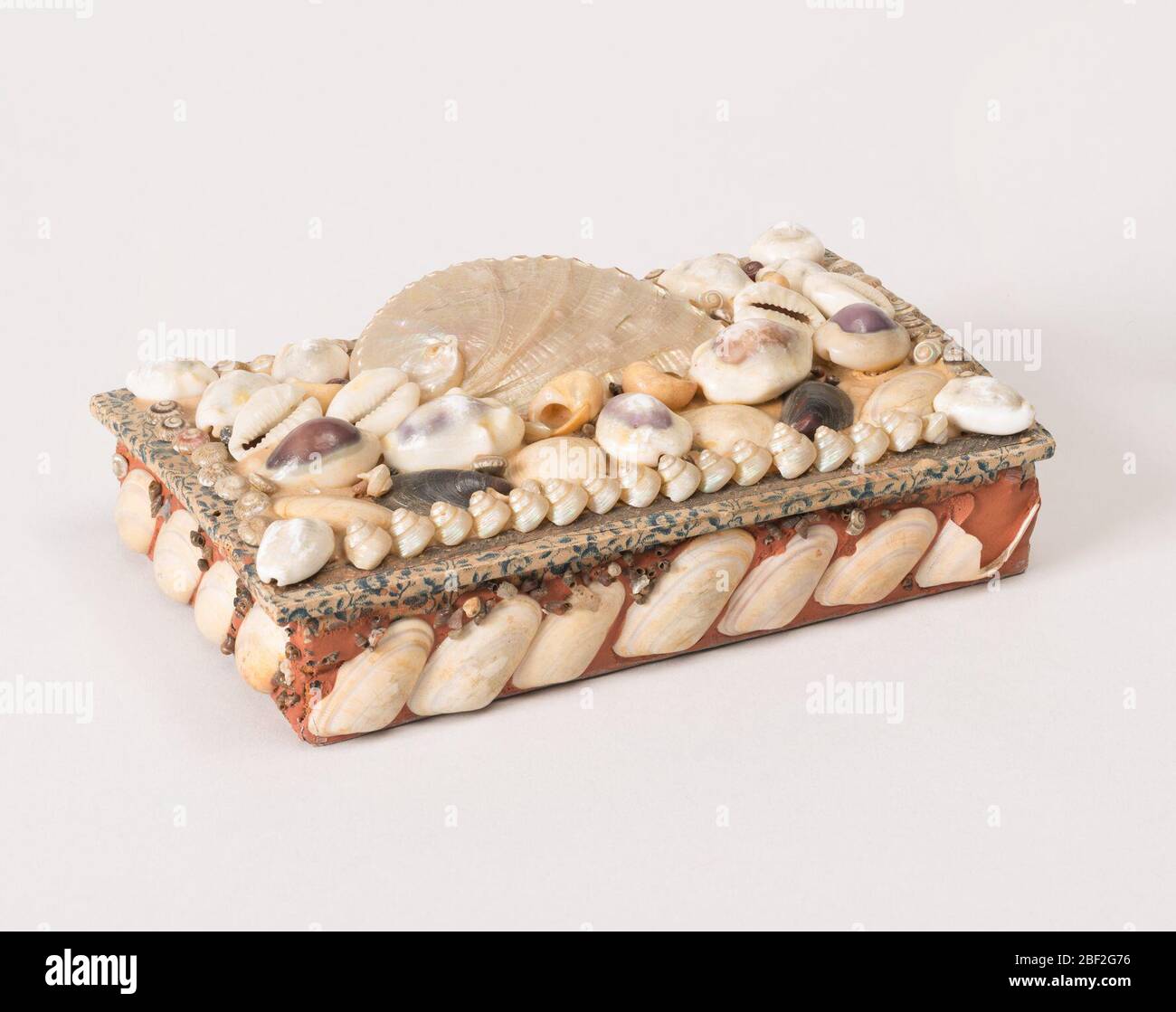 Box. Rectangular box with lid hinged in gauze. Inside and outside ...