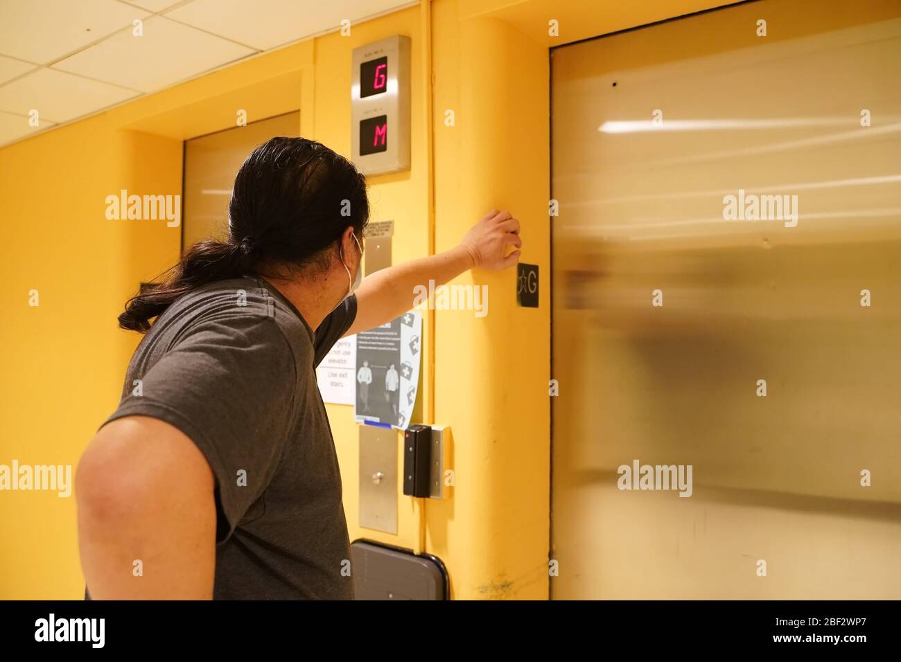 Students arrive university hi-res stock photography and images - Alamy