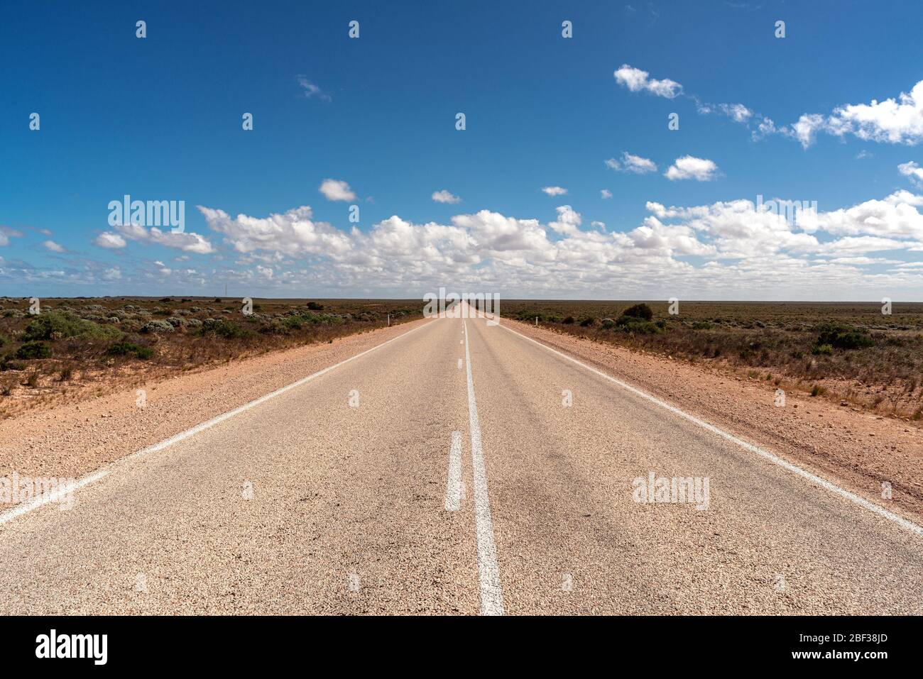 Road converging to horizon, Nullarbor plain, South Australia Stock ...