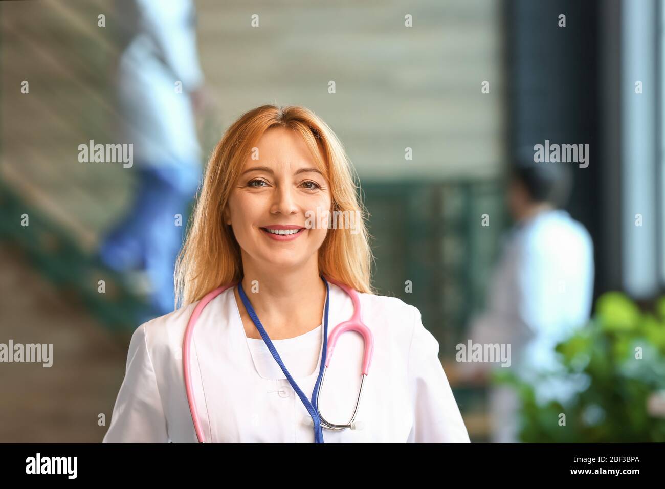Portrait of female doctor in modern clinic Stock Photo - Alamy