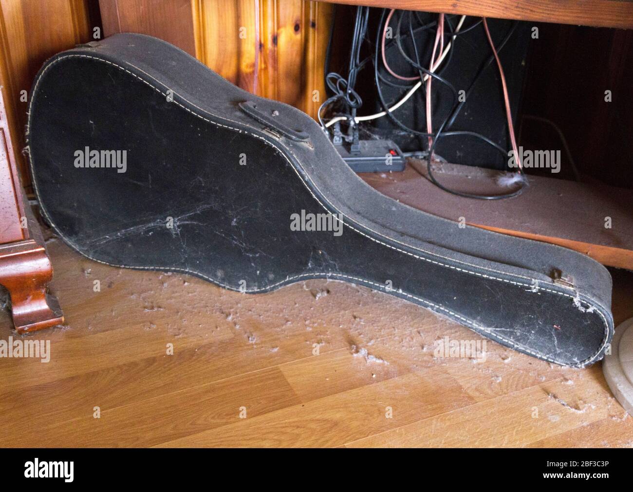 Dusty guitar hi-res stock photography and images - Alamy