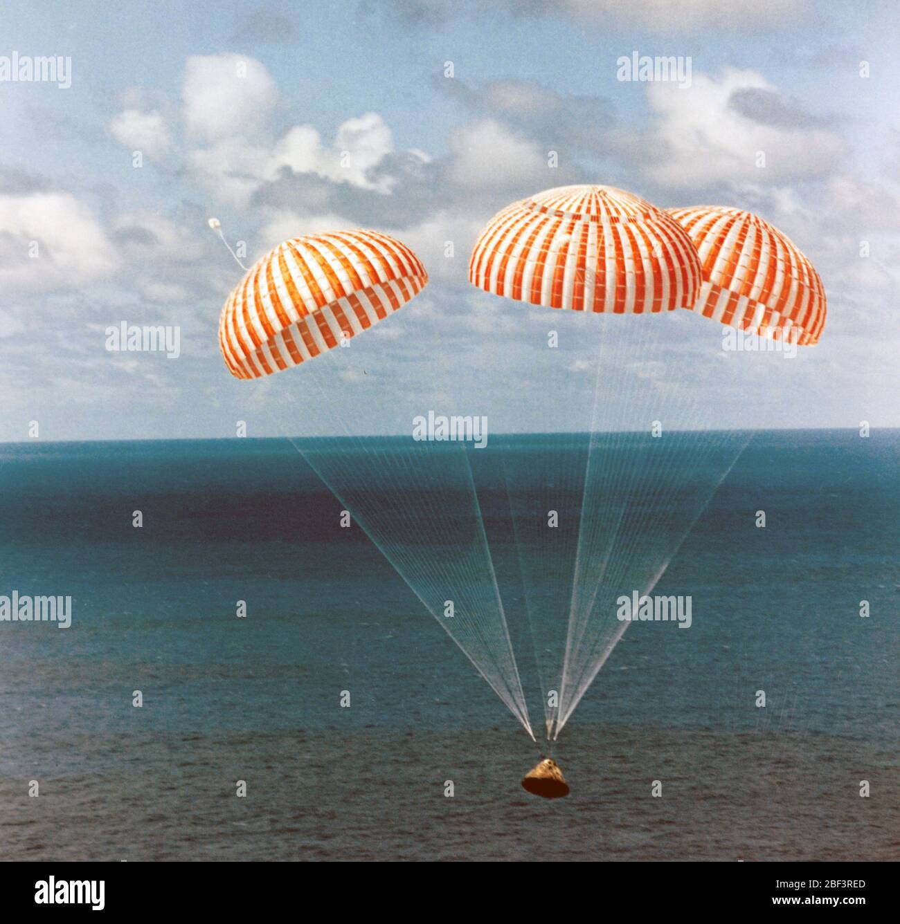 Apollo 14 Command Module approaches touchdown in South Pacific Ocean ...