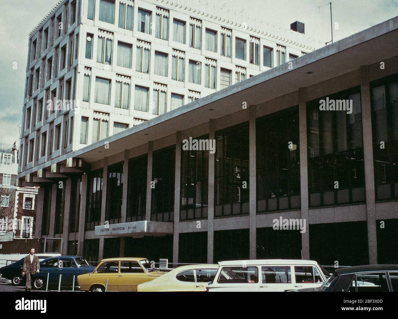 ca. 1970s - View of U.S. embassy and chancery complex in London ...