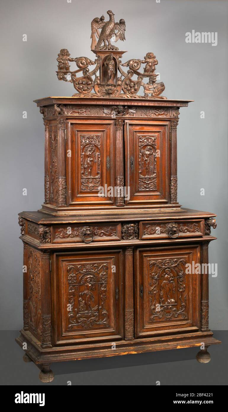 Chest storage hi-res stock photography and images - Alamy