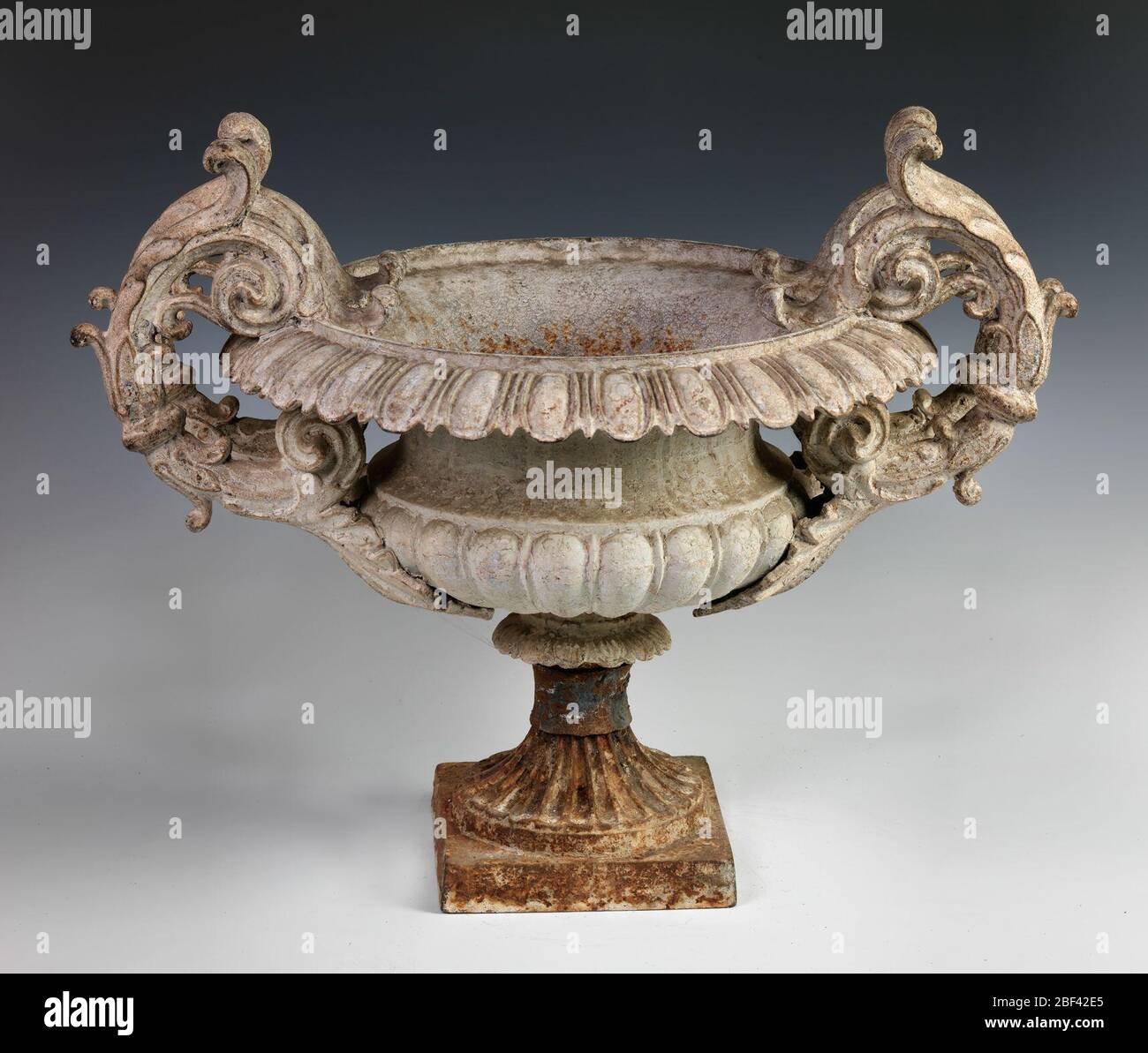 Historical urn hi-res stock photography and images - Alamy