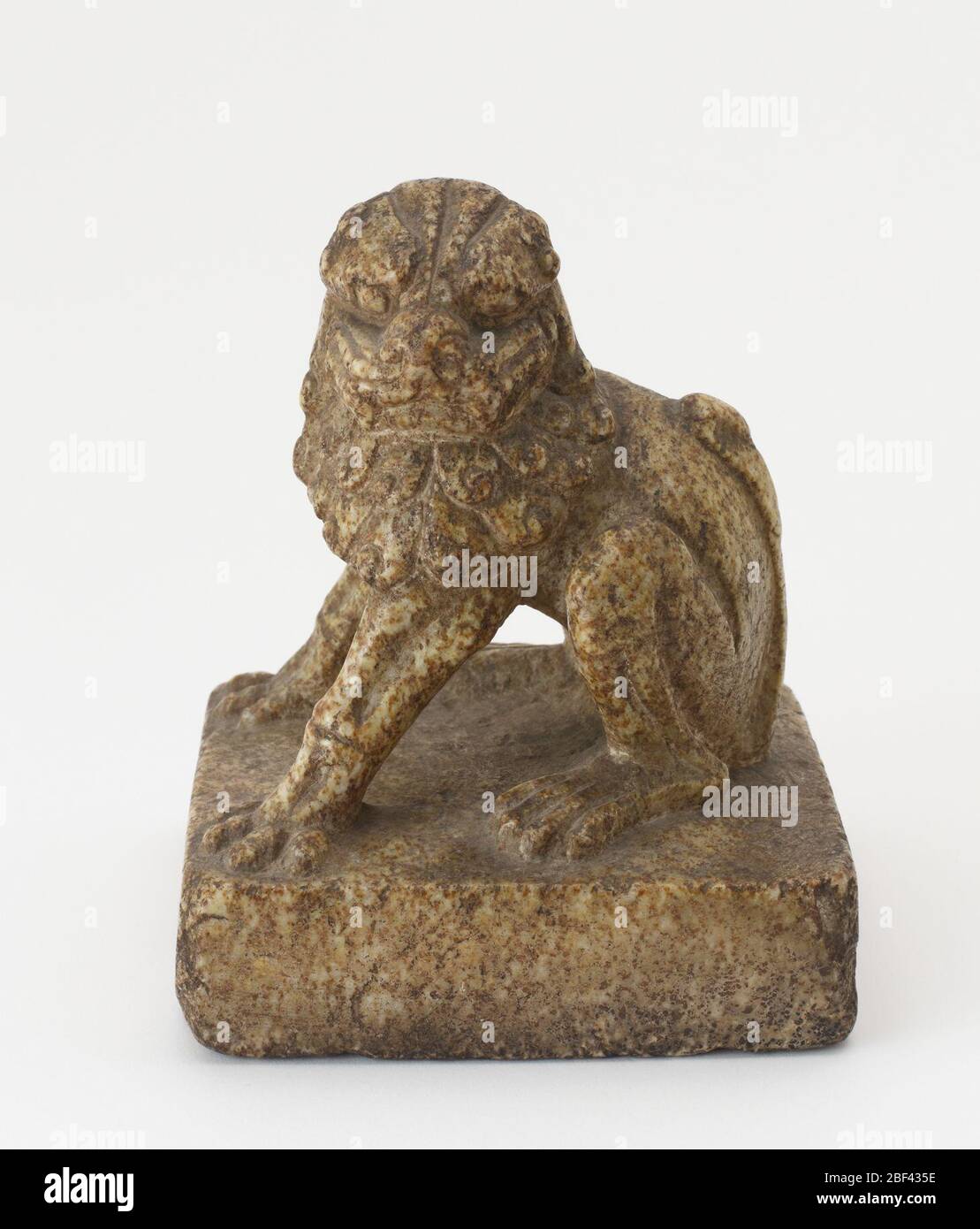 Seated lion hi-res stock photography and images - Alamy