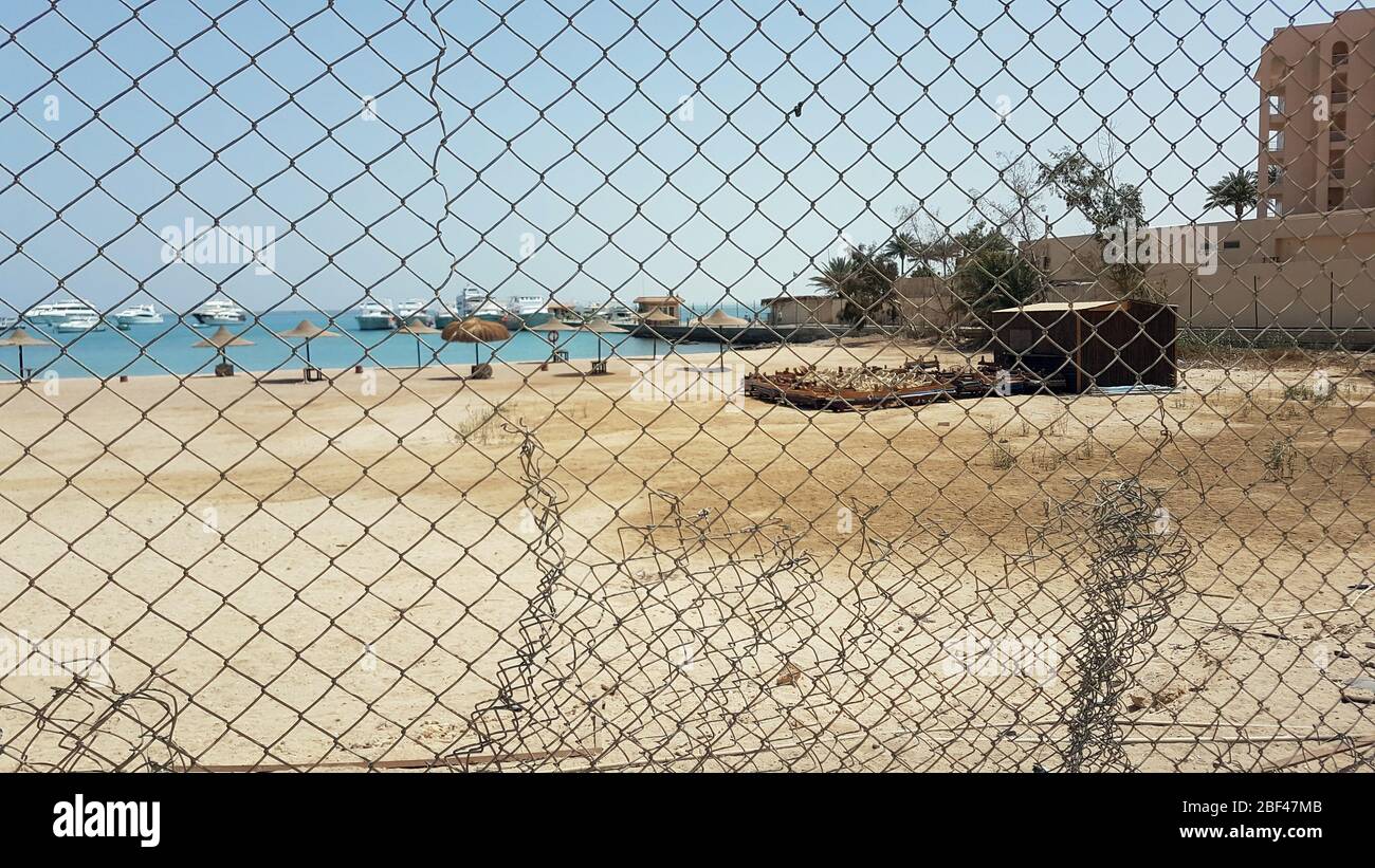 Hurghada, Egypt. 15th Apr, 2020. The bathing beach of Hurghada is ...