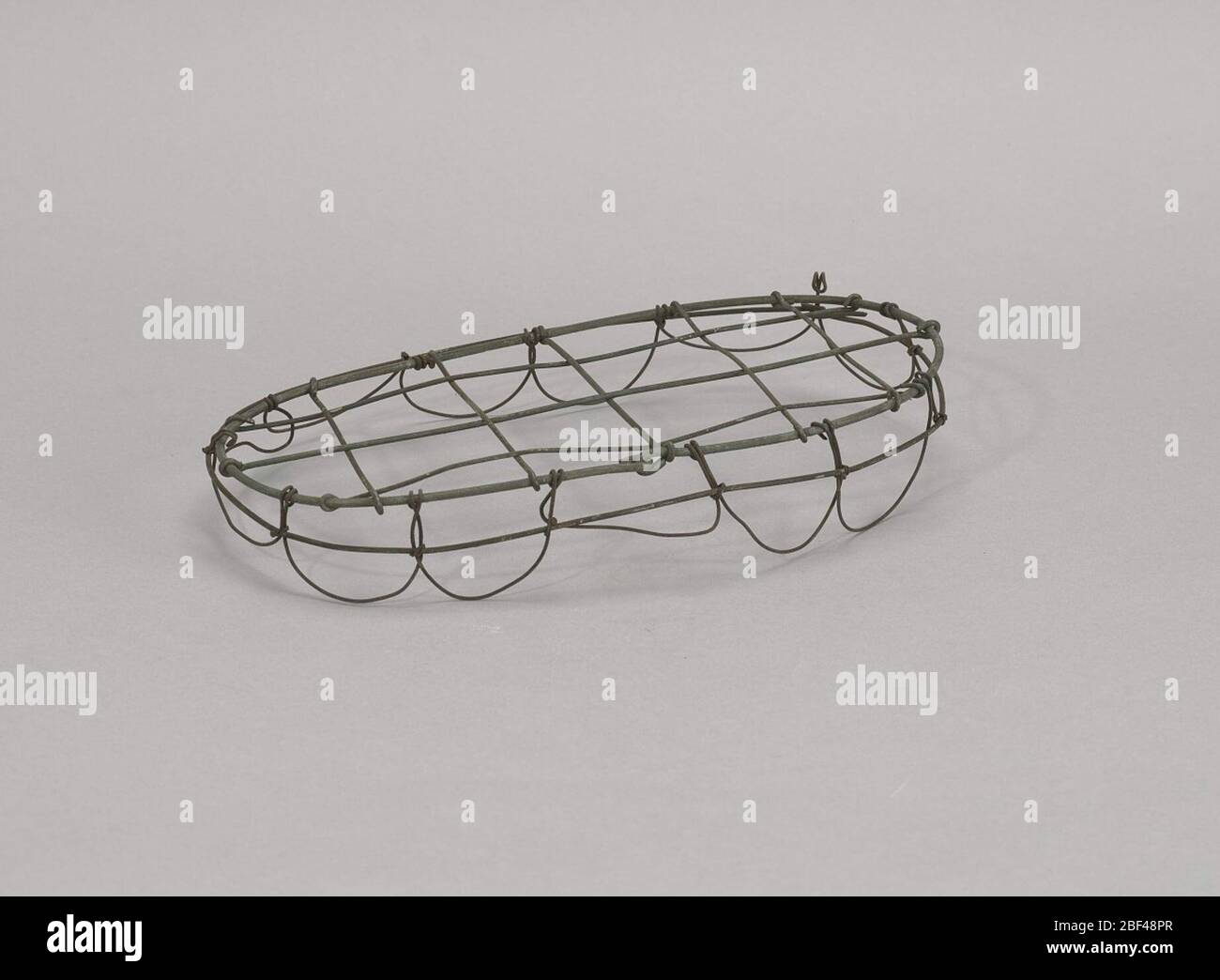Wirework basket hi-res stock photography and images - Alamy