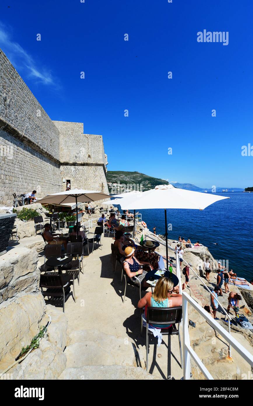 The vibrant Buža Bar in Dubrovnik, Croatia Stock Photo - Alamy