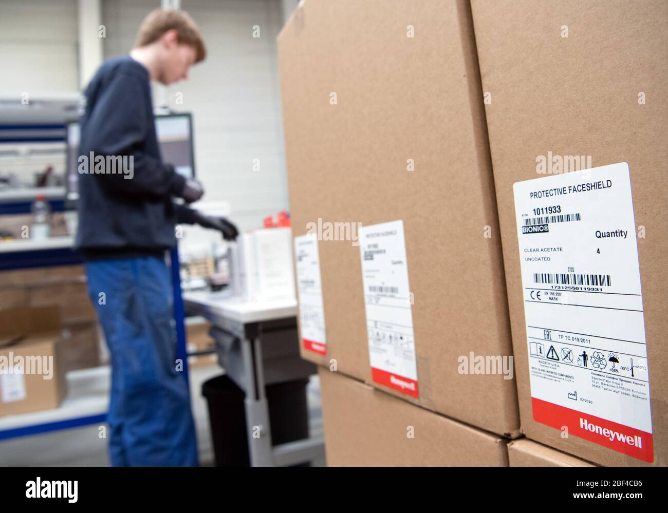 Packing masks hi-res stock photography and images - Alamy