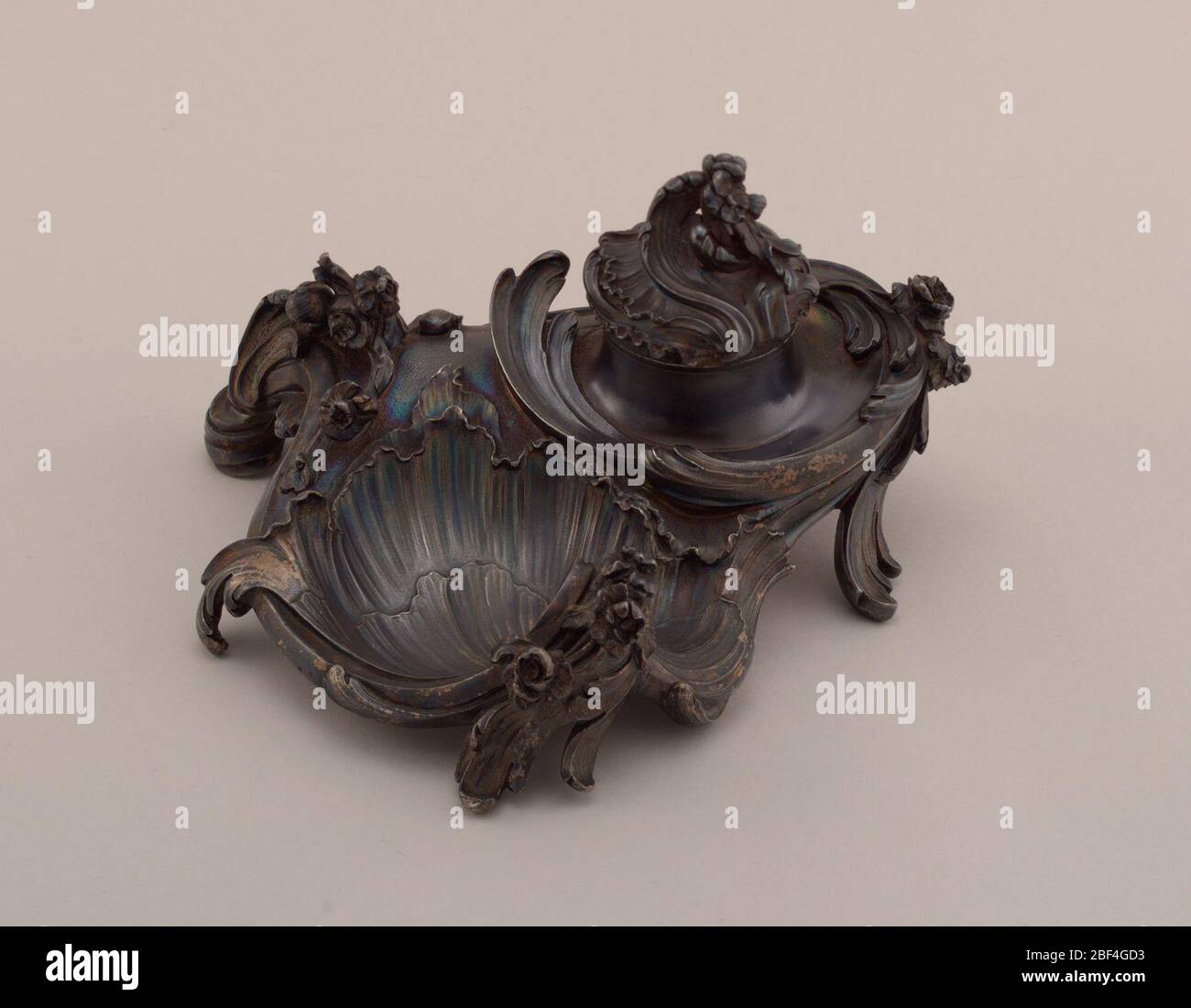 Fountain pen inkwell desk hi-res stock photography and images - Alamy