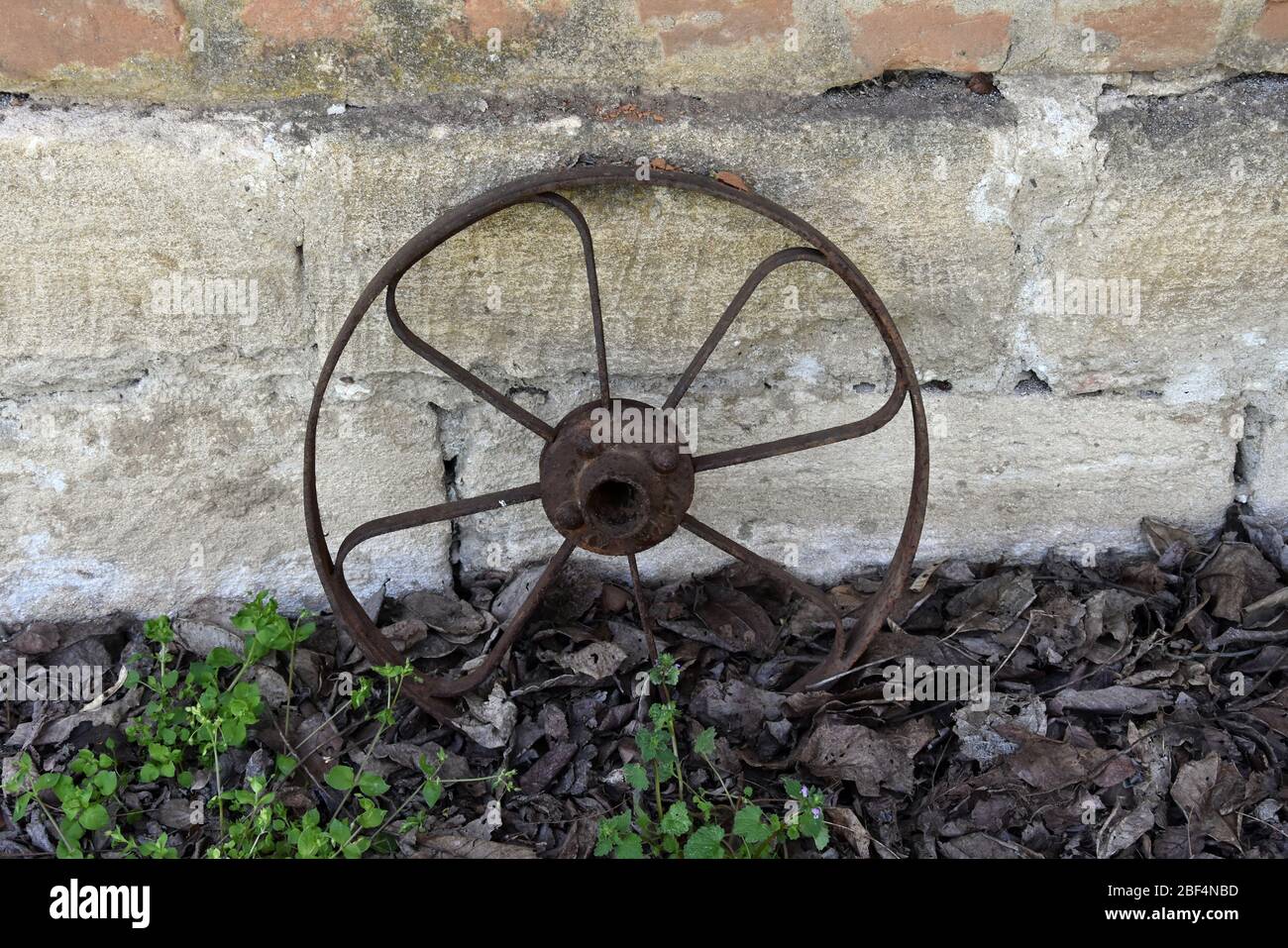 Ancient wheels made of wood and metal Stock Photo - Alamy