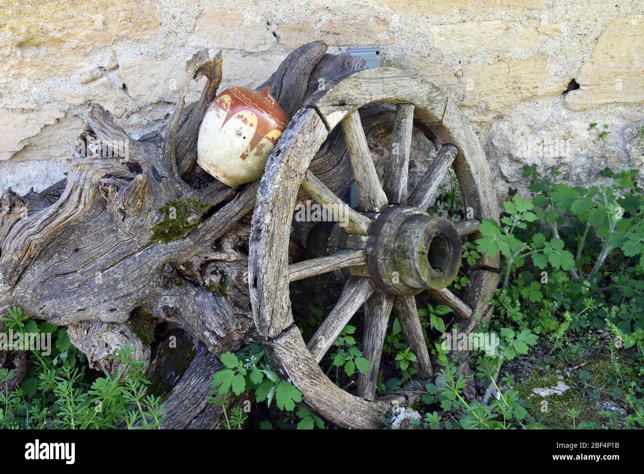 Ancient wheels made of wood and metal Stock Photo - Alamy
