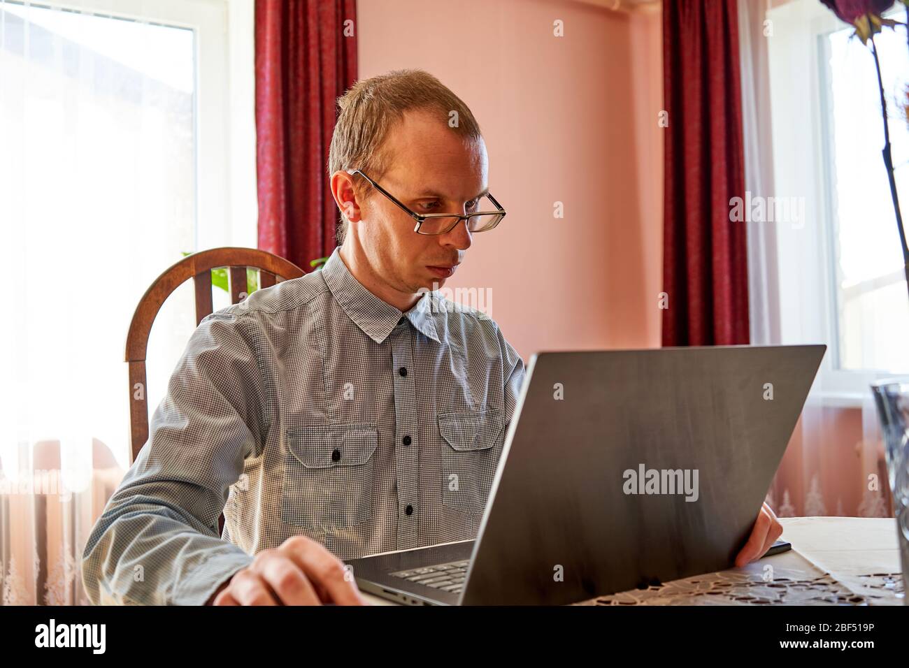 Reading from laptop hi-res stock photography and images - Alamy