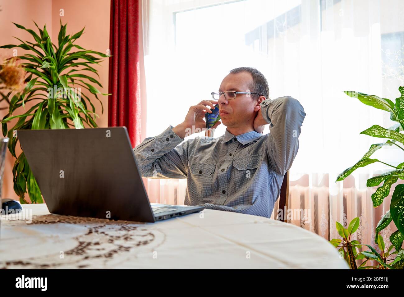 Phone thinking guy on black hi-res stock photography and images - Alamy