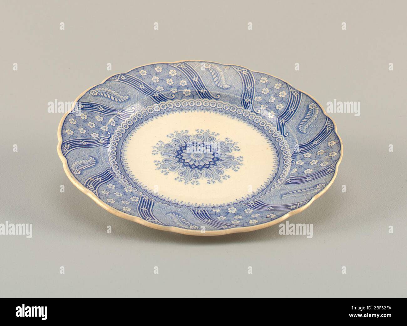 Scalloped edge plate hi-res stock photography and images - Alamy