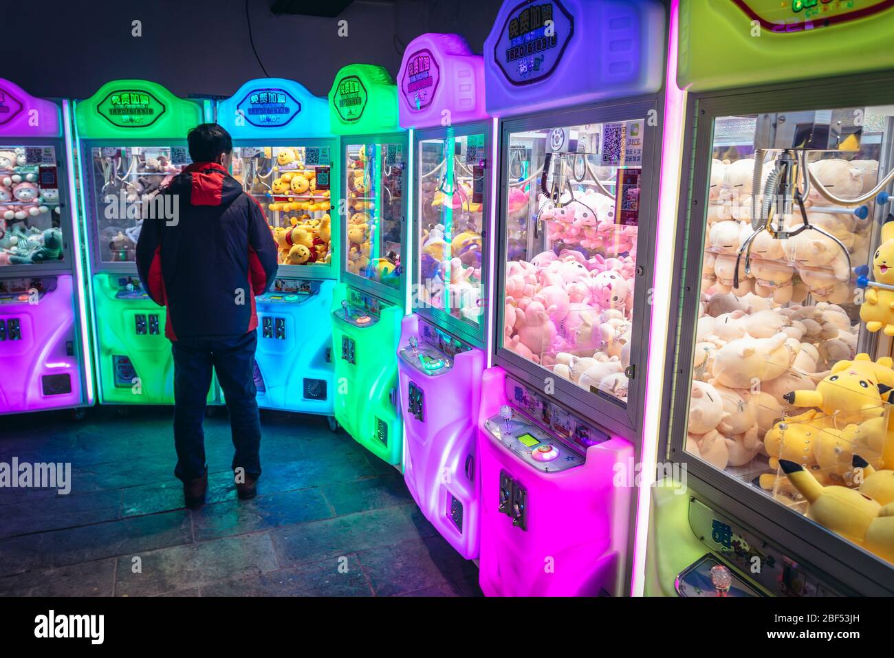 Claw machine skill crane machines cranes hi-res stock photography and ...