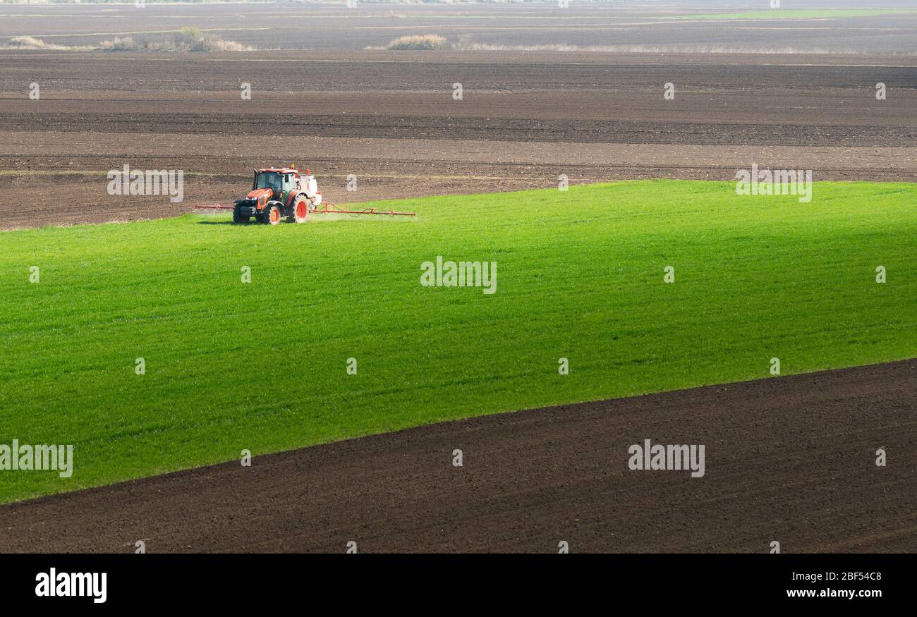 Farmer spraying a field hi-res stock photography and images - Alamy