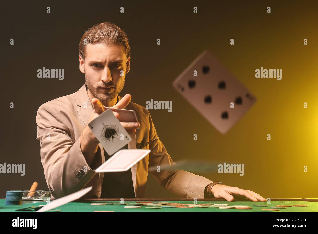 Throwing playing cards hi-res stock photography and images - Alamy