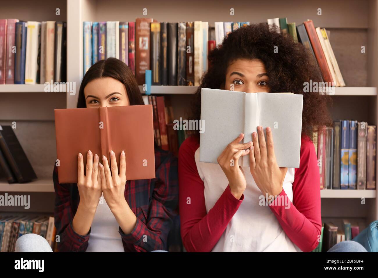 People having fun in library hi-res stock photography and images - Alamy